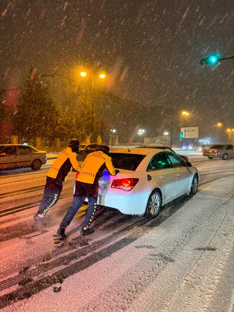 Bakı yolları qardan niyə təmizlənmir? - Paytaxt iflic olub VİDEO ...