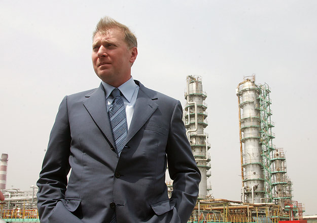 Məşhur milyonçunun oğlu polis rəisini belə döydü - VİDEO - Globalinfo ...