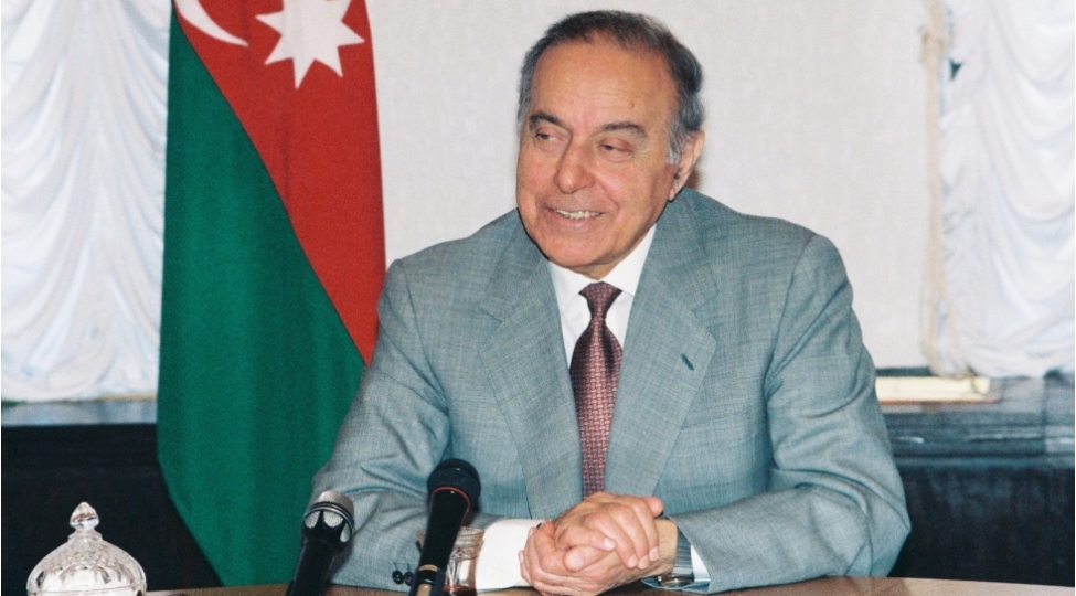 Heydər Əliyev akademik adından belə imtina etdi - TARİXİ VİDEO ...